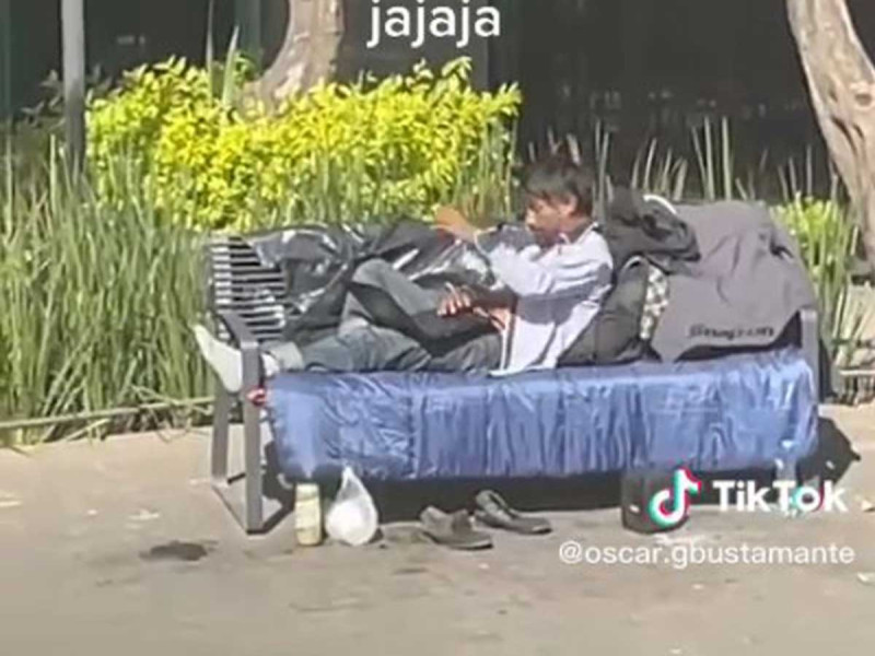VIDEO: ¡La buena vida! Captan a vagabundo de la Condesa con iPhone y ...