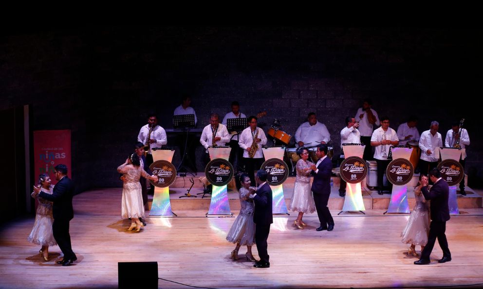 Decenas de parejas muestran elegancia del danzón en el oeste de México