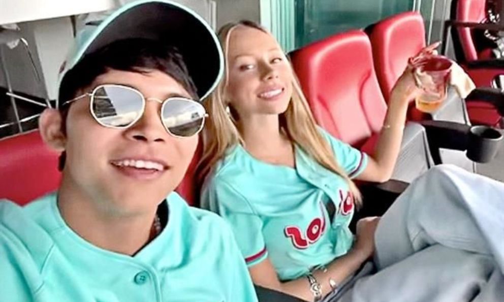 Ester Expósito asiste a partido de beisbol en la CDMX