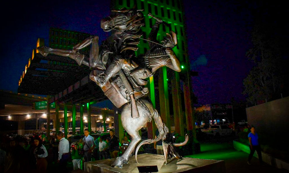 Soledad recibe del gobernador monumento escultórico de Graciano Sánchez
