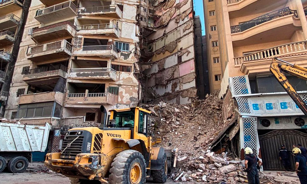 Al menos cinco muertos por el derrumbe de un edificio de 14 plantas en Alejandría, Egipto