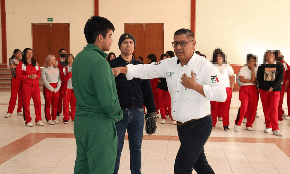 Estudiantes participan en taller de defensa personal