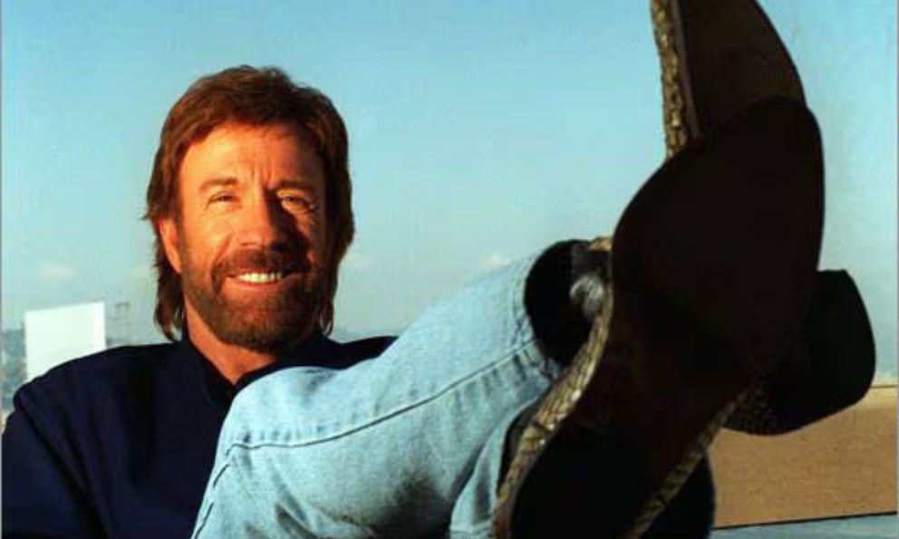 Chuck Norris reaparece en público celebrando sus 84 años de edad
