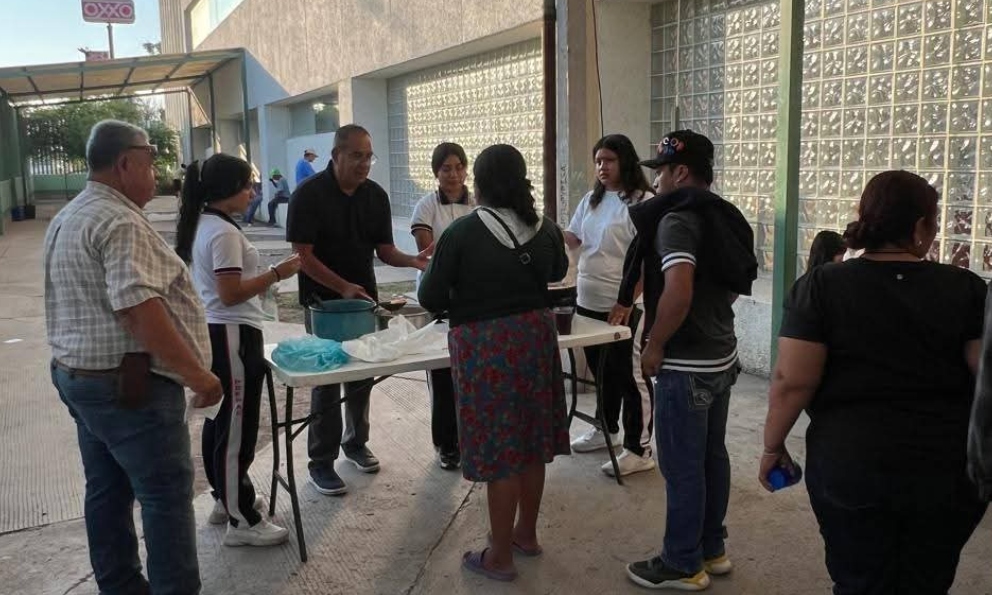 Estudiantes de preparatoria llevan alimentos a familiares en el ...
