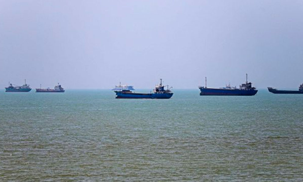 Más de 55 mercantes y 17 millones de barriles de crudo pasaron hoy ...