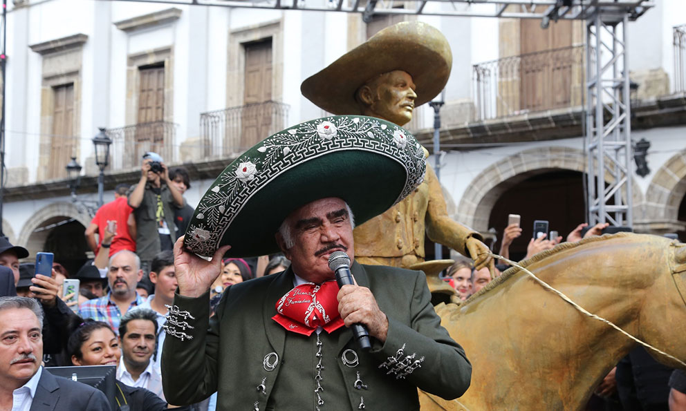 Chente está internado, pero estable, afirma su hijo
