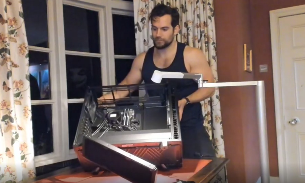 Armando su PC gamer, Henry Cavill está derritiendo al Internet