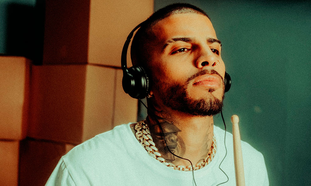 Rauw Alejandro sorprende a fan y le regala su premio Billboard