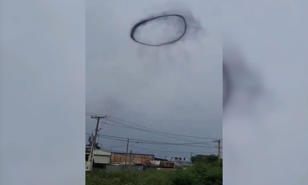 Extraño aro de humo negro sorprende en el cielo de Vietnam