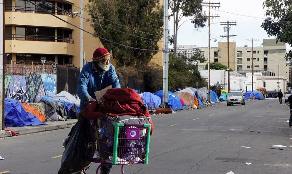 Los Ángeles declara emergencia por número de indigentes