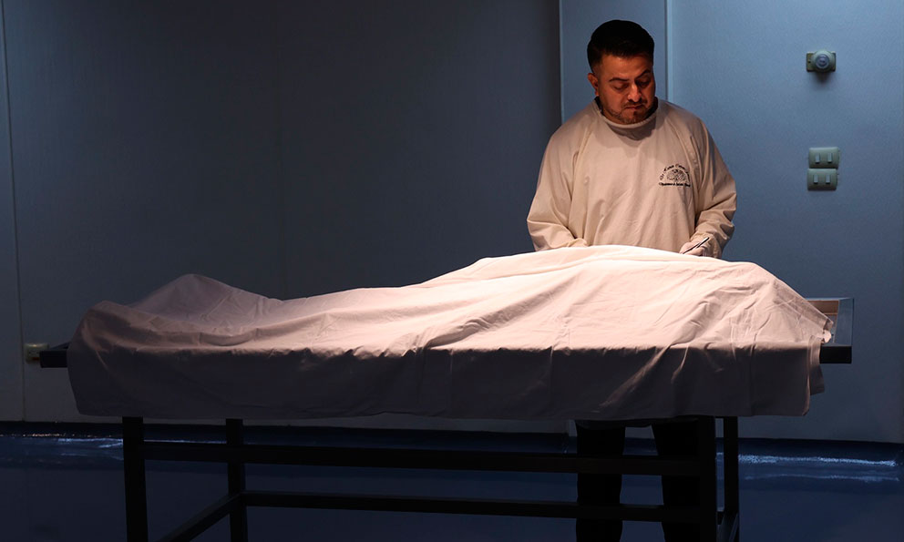 Embalsamadores 'con-viven' a diario con los muertos