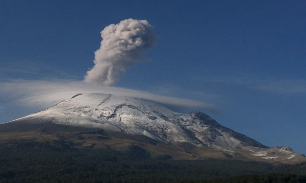 Volcán Popocatépetl registra enorme fumarola; no emiten alerta