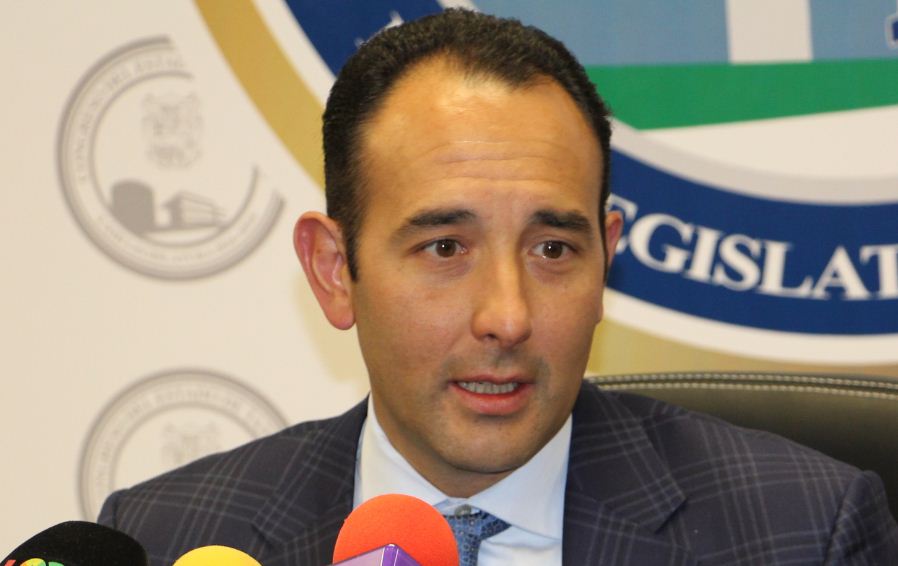 Nunca controlé dinero de campaña en 2012: Roberto Gil