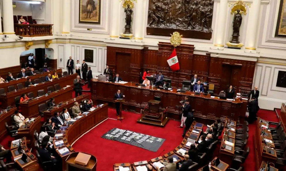 Congreso de Perú confirma investidura del gabinete pese a protestas