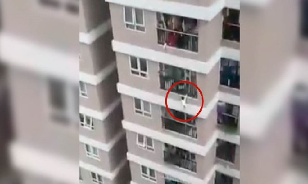 Niña cae de un edificio de 12 pisos y un repartidor la atrapa
