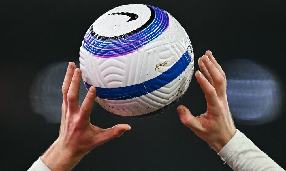 Plano Deportivo La Premier League revive la nostalgia con un balón inspirado en el icónico Total 90